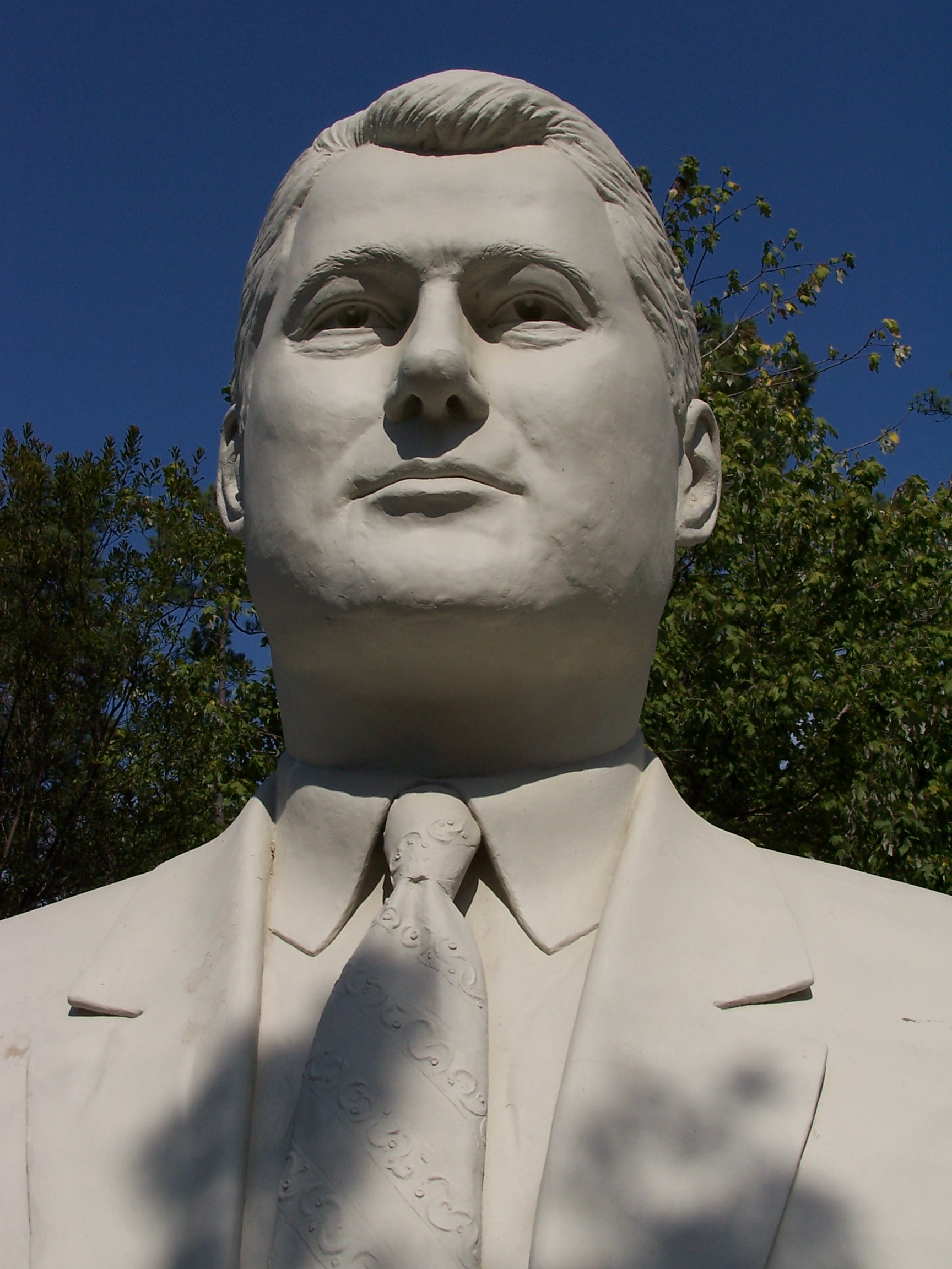 Really Big President Head Statues! | applegary.com